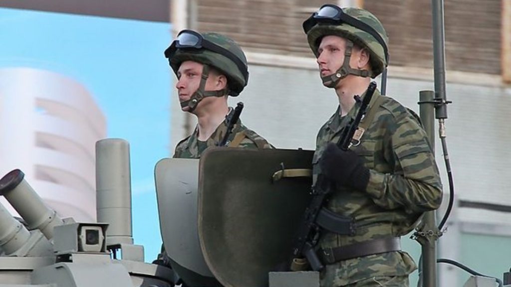 Rusové utíkají z Chersonské oblasti. Chaotický postup vyvolává výsměch